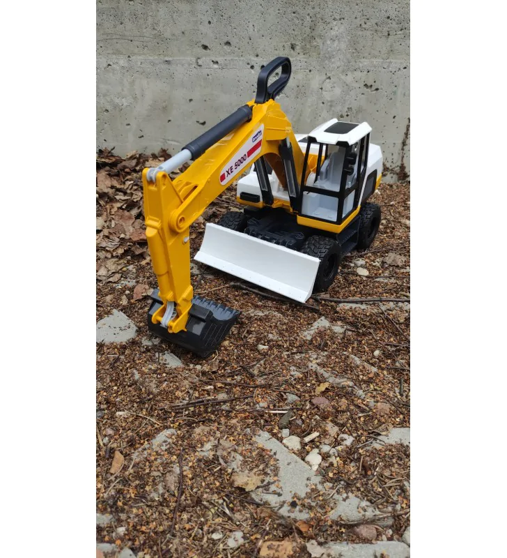 Koparka z równiarką kołową biało - żółta Bruder 03413